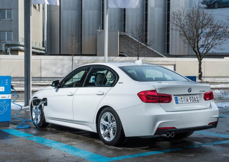 BMW 3 Series F30 每月不到 RM1300 就可带回家！252Hp，6秒破百，外形超帅！ - AUTO123