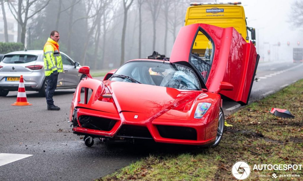 这一撞直接报销了 RM14,500,000！世界经典神车 Ferrari Enzo 疑失控撞上大树，车况毁坏严重！ - AUTO123