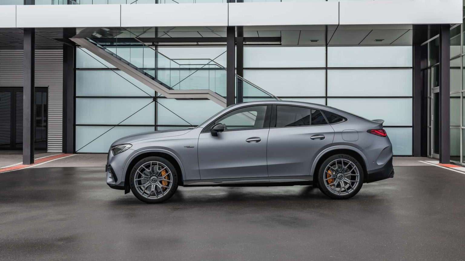 3.4 秒破百的 SUV！全新 2025 Mercedes-AMG GLC63 S E Performance 登场，2.0L Turbo ...