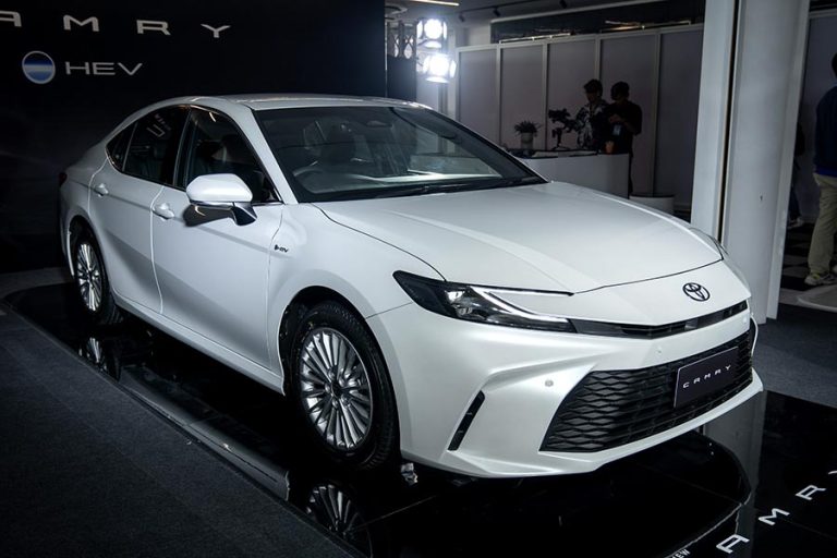 新车价 RM229,000！全新 Toyota Camry 泰国发表，2.5L Hybrid 引擎，马力 227PS，外形更酷炫！ - AUTO123
