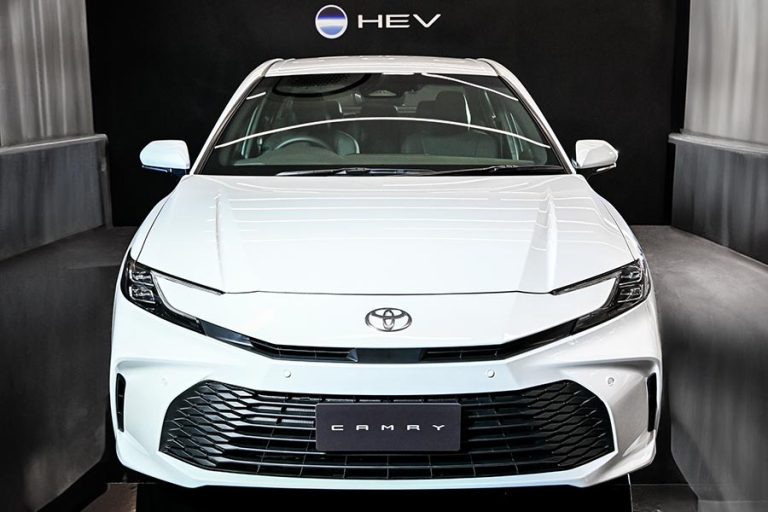 新车价 RM229,000！全新 Toyota Camry 泰国发表，2.5L Hybrid 引擎，马力 227PS，外形更酷炫！ - AUTO123