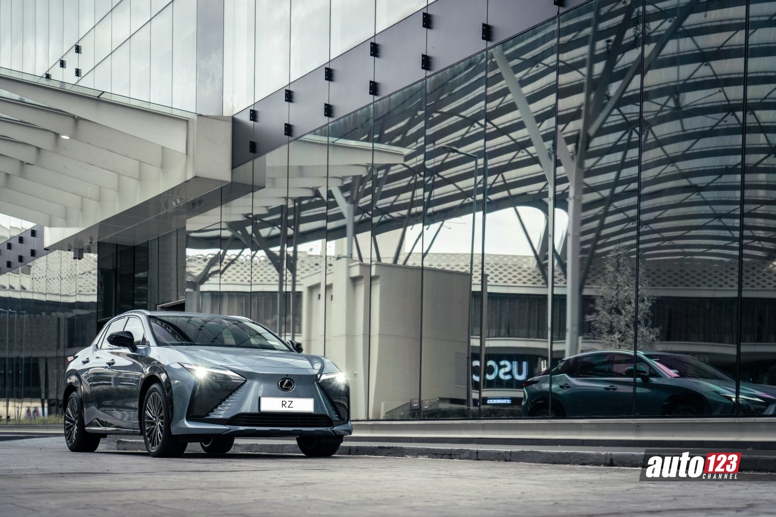 Lexus RZ450e — 我国值得入手的豪华电动 SUV！配备高级，外形霸气，内装奢华，马力 313PS，满电可走 440KM ...