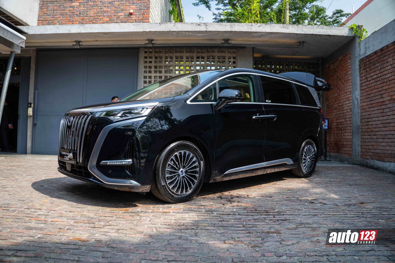 新车价 RM259,000 起！全新 Denza D9 我国发布，马力 347PS，6.9秒100KM/H，满电可走 520KM！ - AUTO123