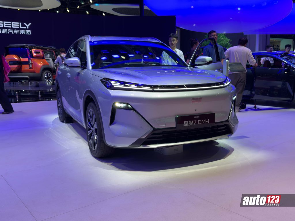 Proton 第一款 Hybrid？吉利星舰 7 EM-i 登场，1.5L 引擎 + PHEV 插电式混动，一桶油可以走 1400KM！ - AUTO123