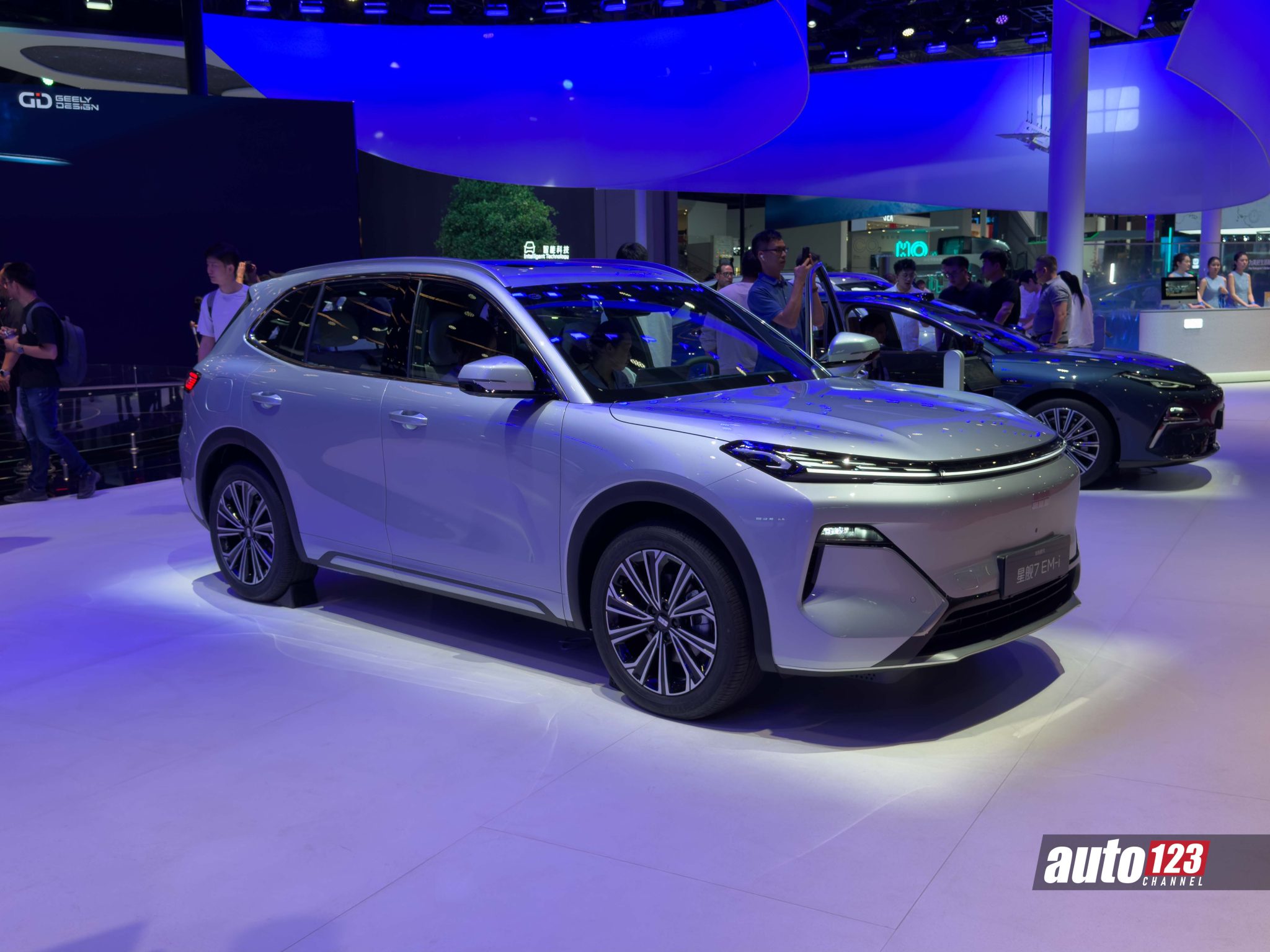 Proton 第一款 Hybrid？吉利星舰 7 EM-i 登场，1.5L 引擎 + PHEV 插电式混动，一桶油可以走 1400KM！ - AUTO123