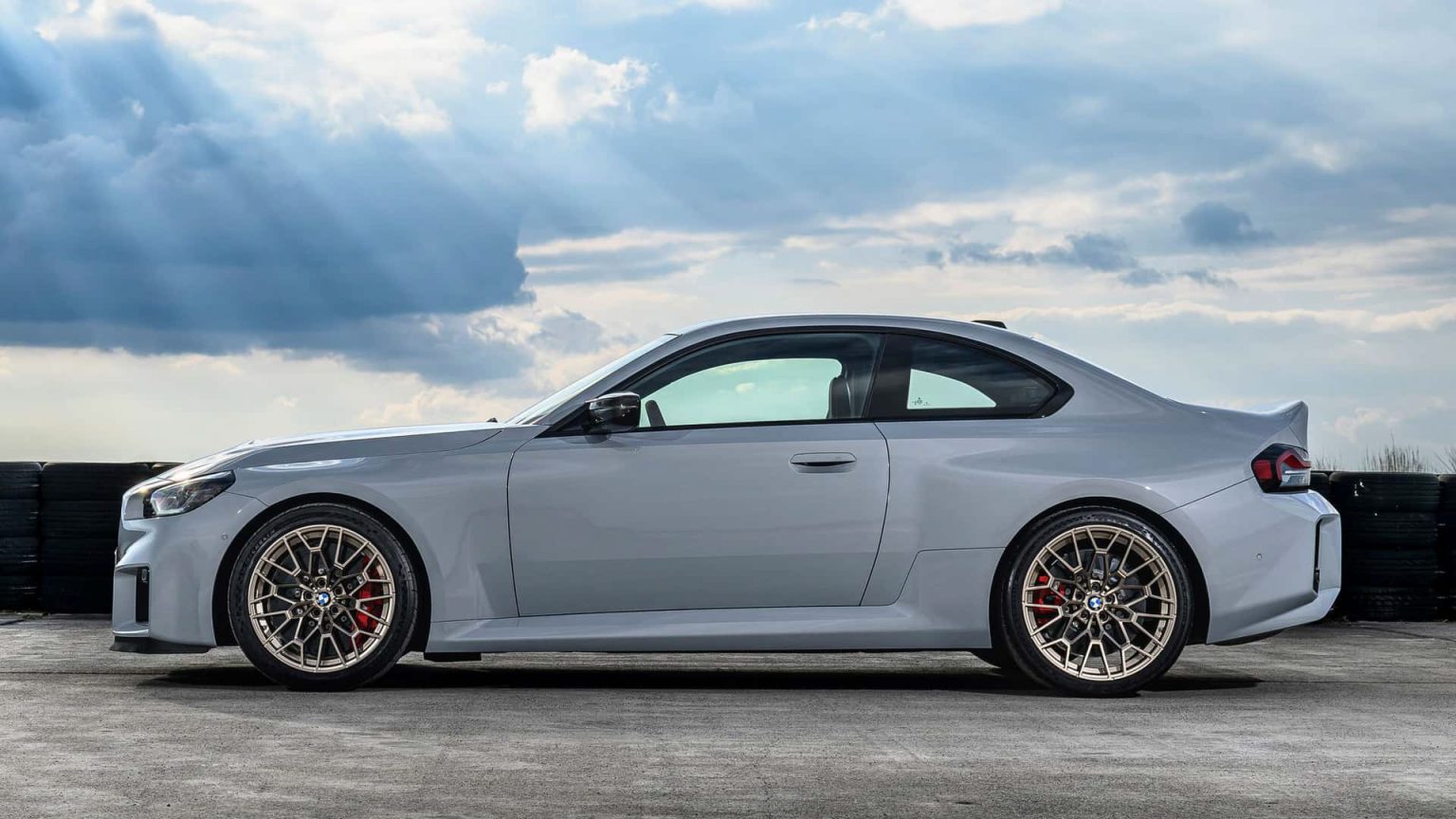 为赛道而生！2025 BMW M2 CS 登场，全车轻了 30KG，3.0L Twin Turbo 引擎，马力 523Hp ，3.8 秒破百 ...