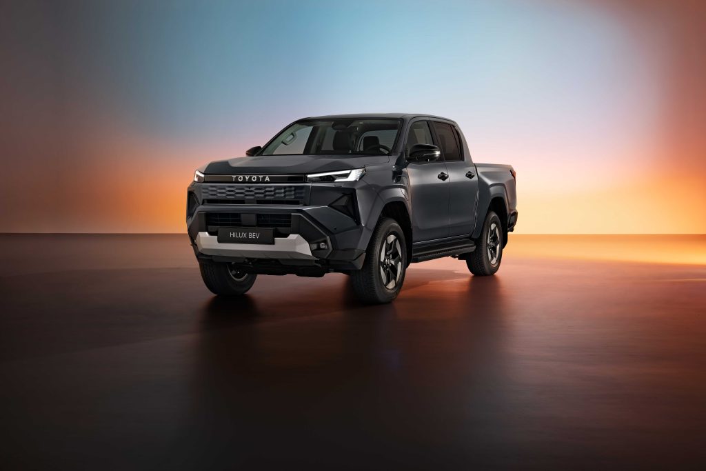 太帅啦！全新 Toyota Hilux 正式发布，2.8L Turbo 引擎，外形更帅，配备更高级，更安全！ - AUTO123